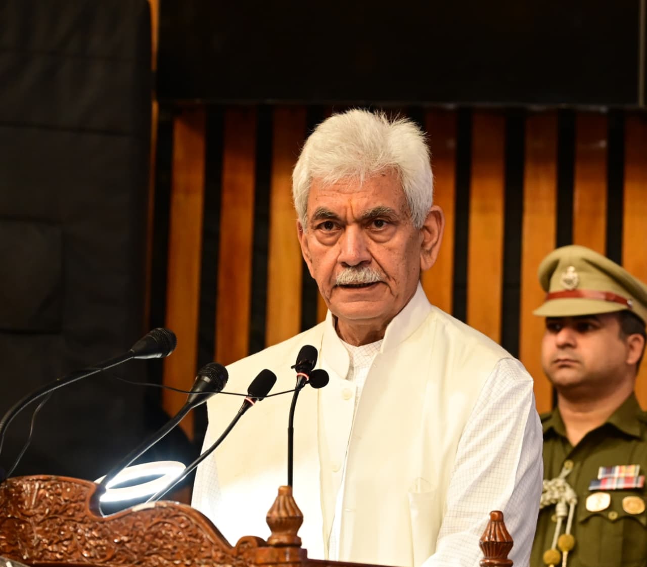 LG Manoj Sinha Felicitates J&K’s Master Artisans, Urges Nation to “Buy ...